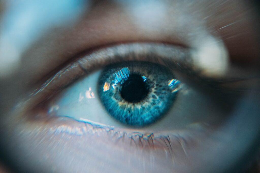 À quel âge les yeux de bébé changent-ils de couleur
